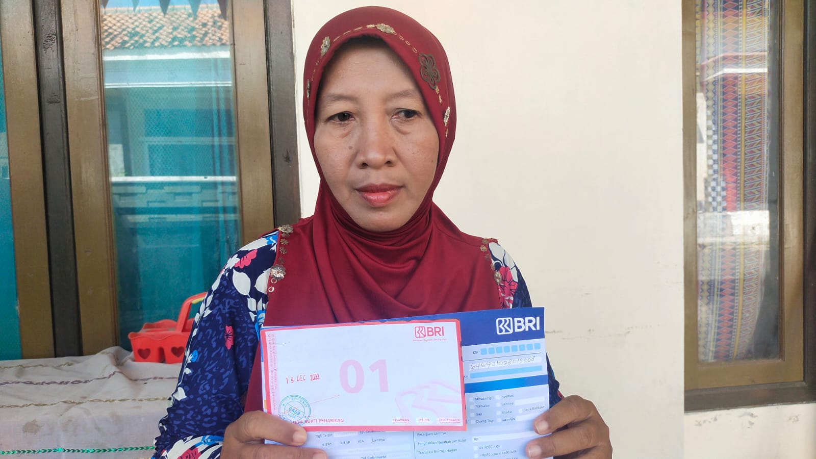 Kecewa Antre 5 Jam, Ibu Rumah Tangga Tak Dapet Uang PIP di BRI ...
